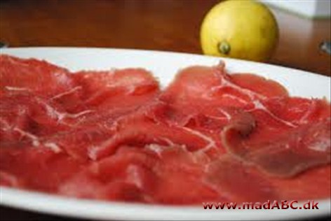 Bison carpaccio med artiskoksalat og lune bruchettebrød