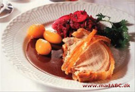 Flæskesteg med brun sauce, kartofler og rødkål