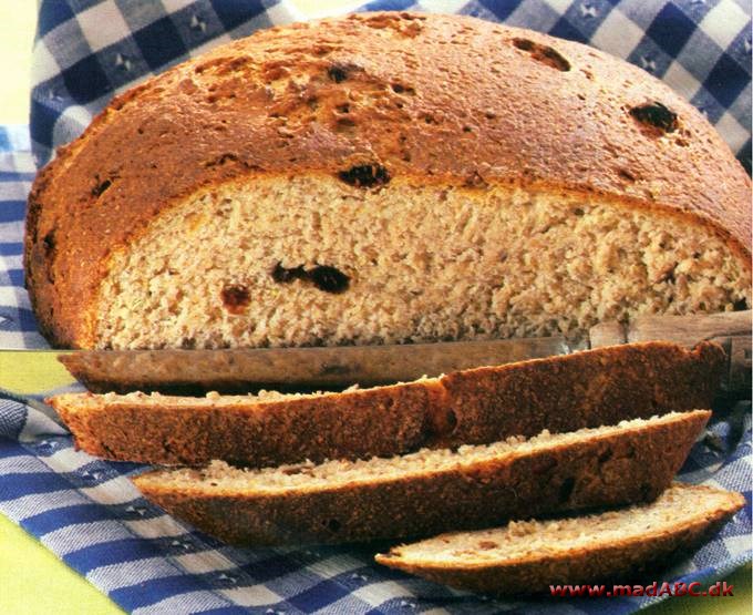 Svensk rugbrød med rosiner og sirup - smager skønt krydret